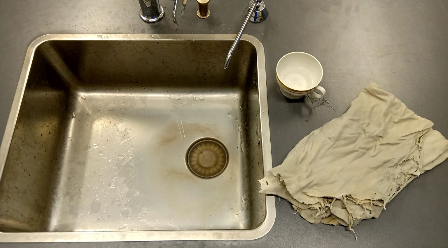 INTERNOSI ARHIIV: Vana mees ootab tagavara aluspükste kõrvale ...